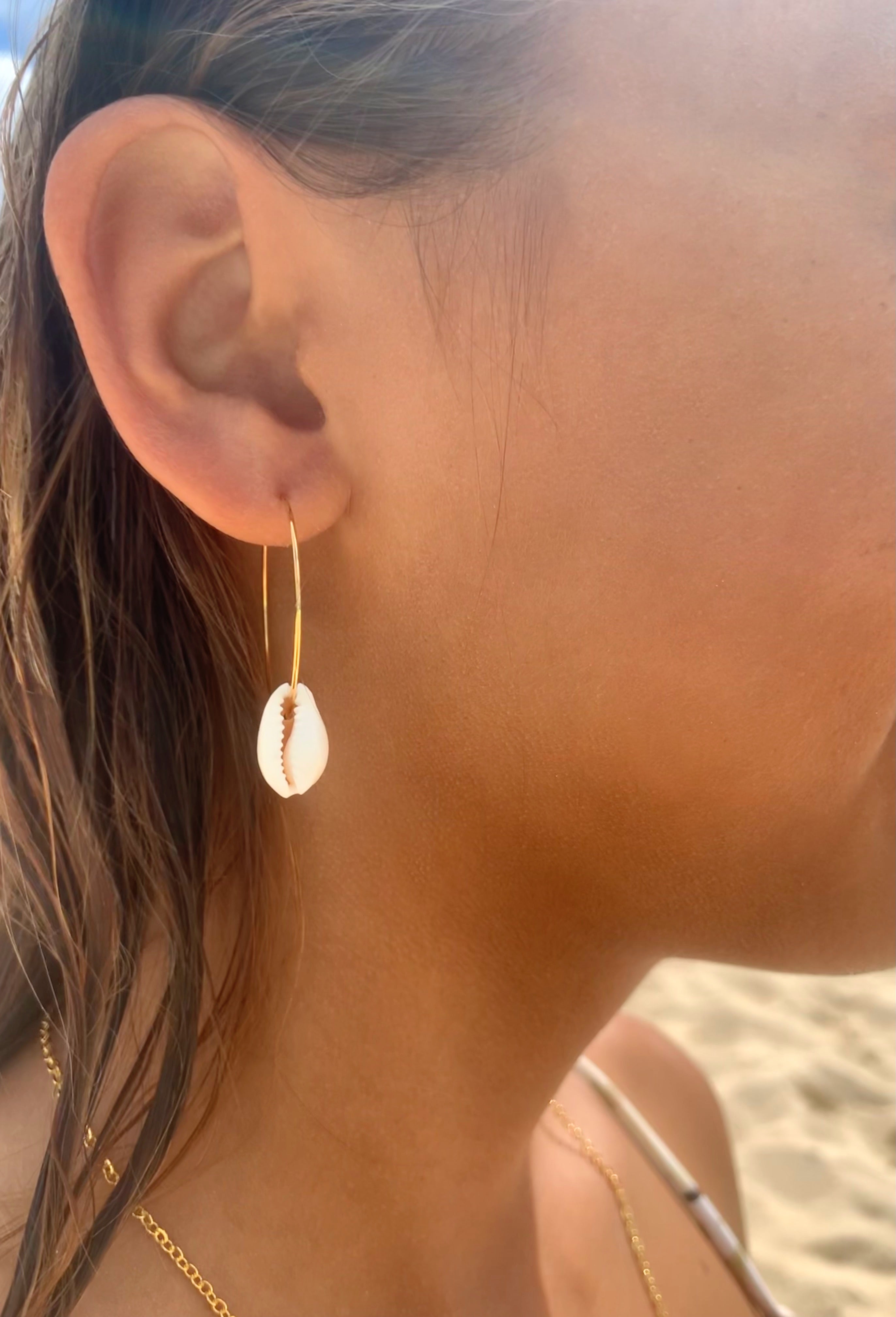 Cowrie Seashell Open Classic Hoop earrings ki ele